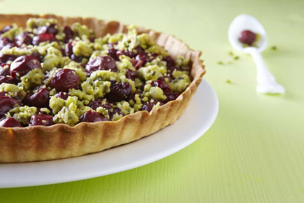 Tarte à la cerise et crumble pistache - Croustipate